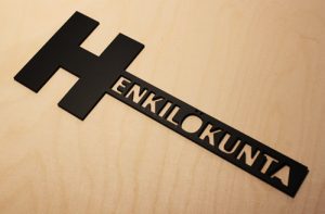 Kotimaiset ja tyylikkäät kyltit toimipisteelle, tilaa verkkokaupasta.